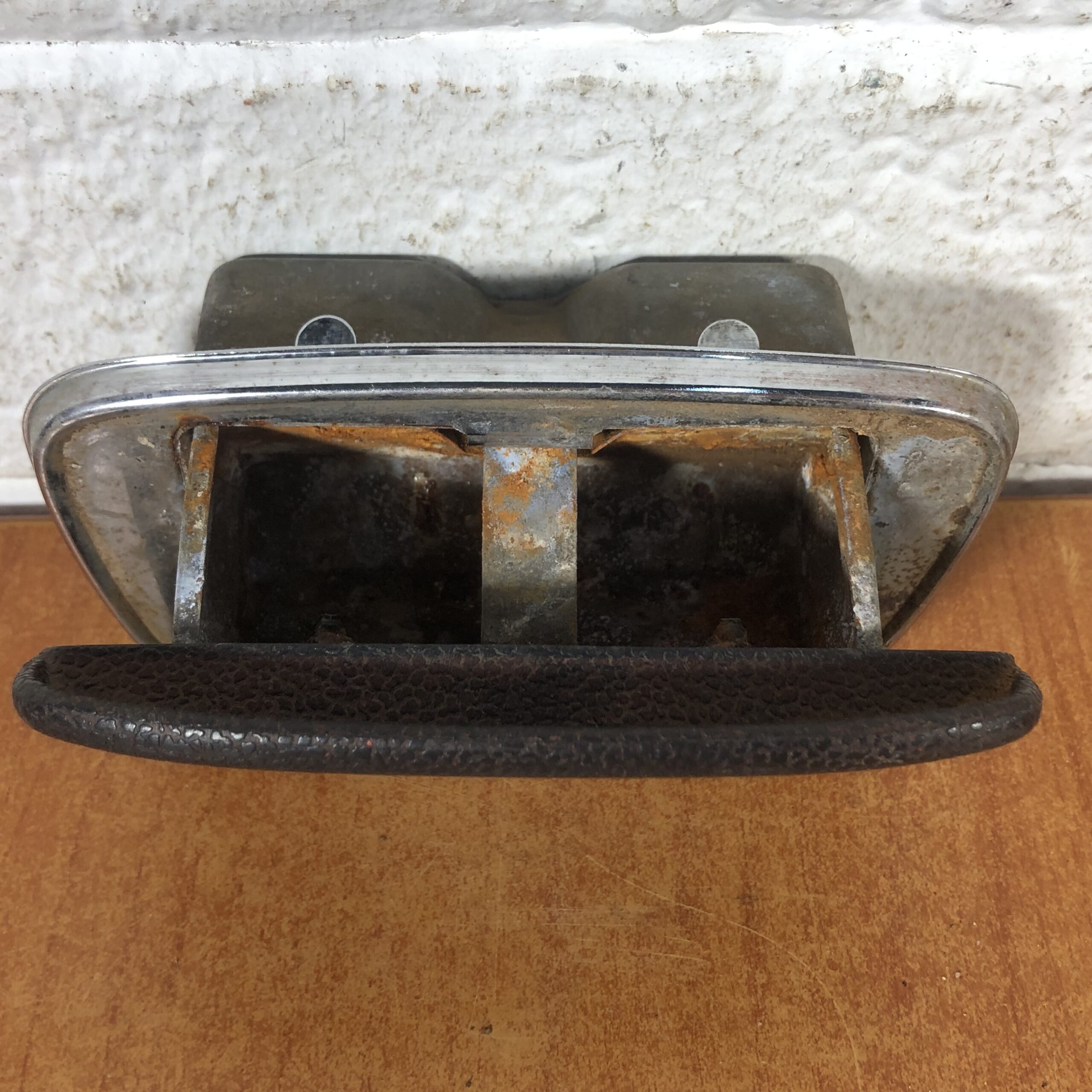 Vintage Car Ashtrays - AuctionGiant