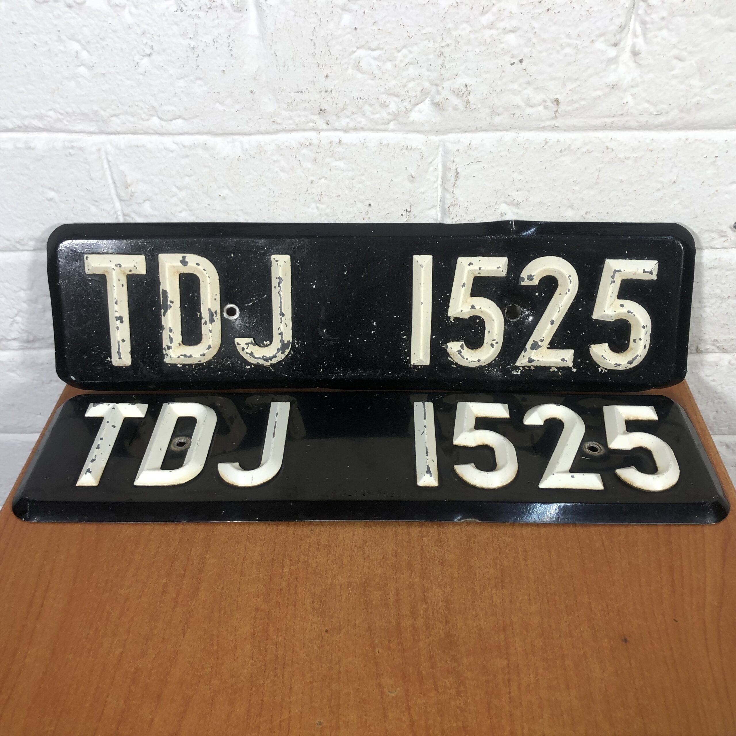 Pair of Vintage Number Plates - AuctionGiant