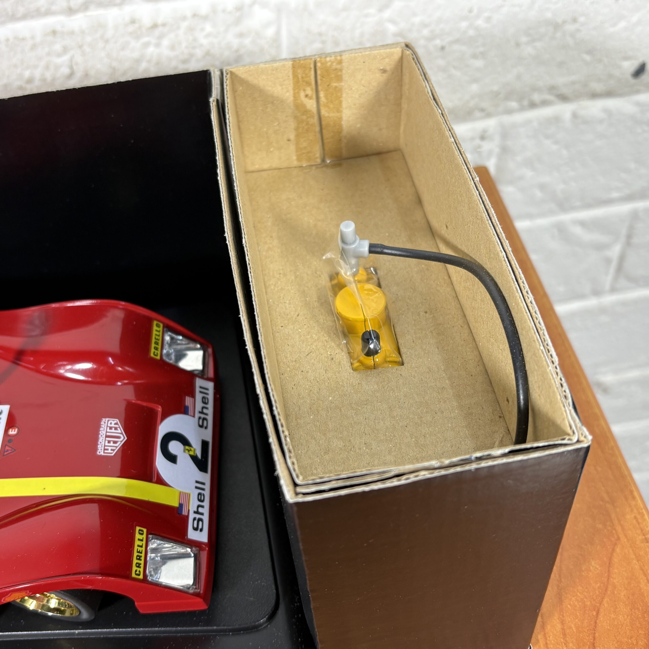 Lot 64: Classico 1972 Ferrari 312 P & Shell Racing Fuel Pump (1:18 ...
