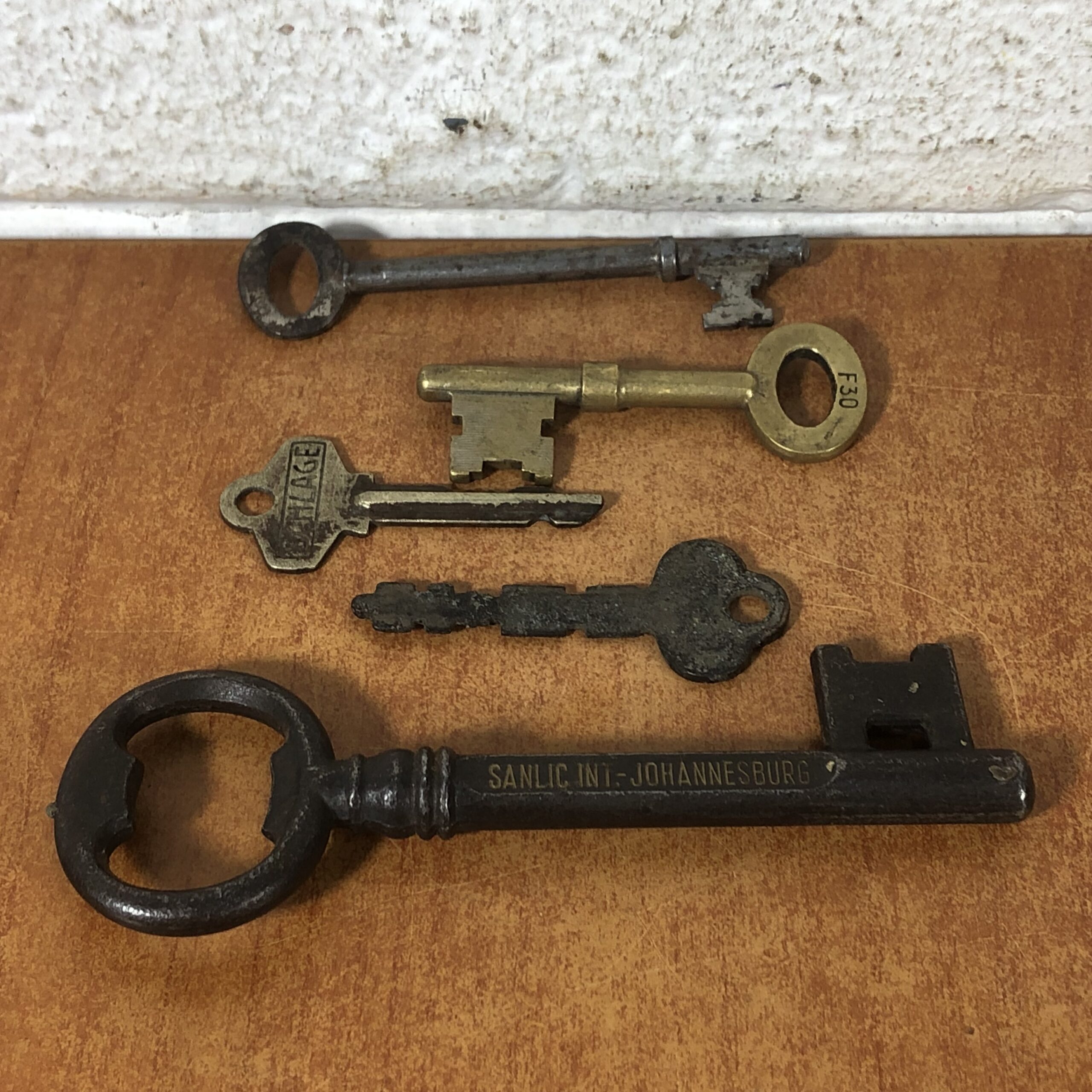 Vintage Key Collection - AuctionGiant