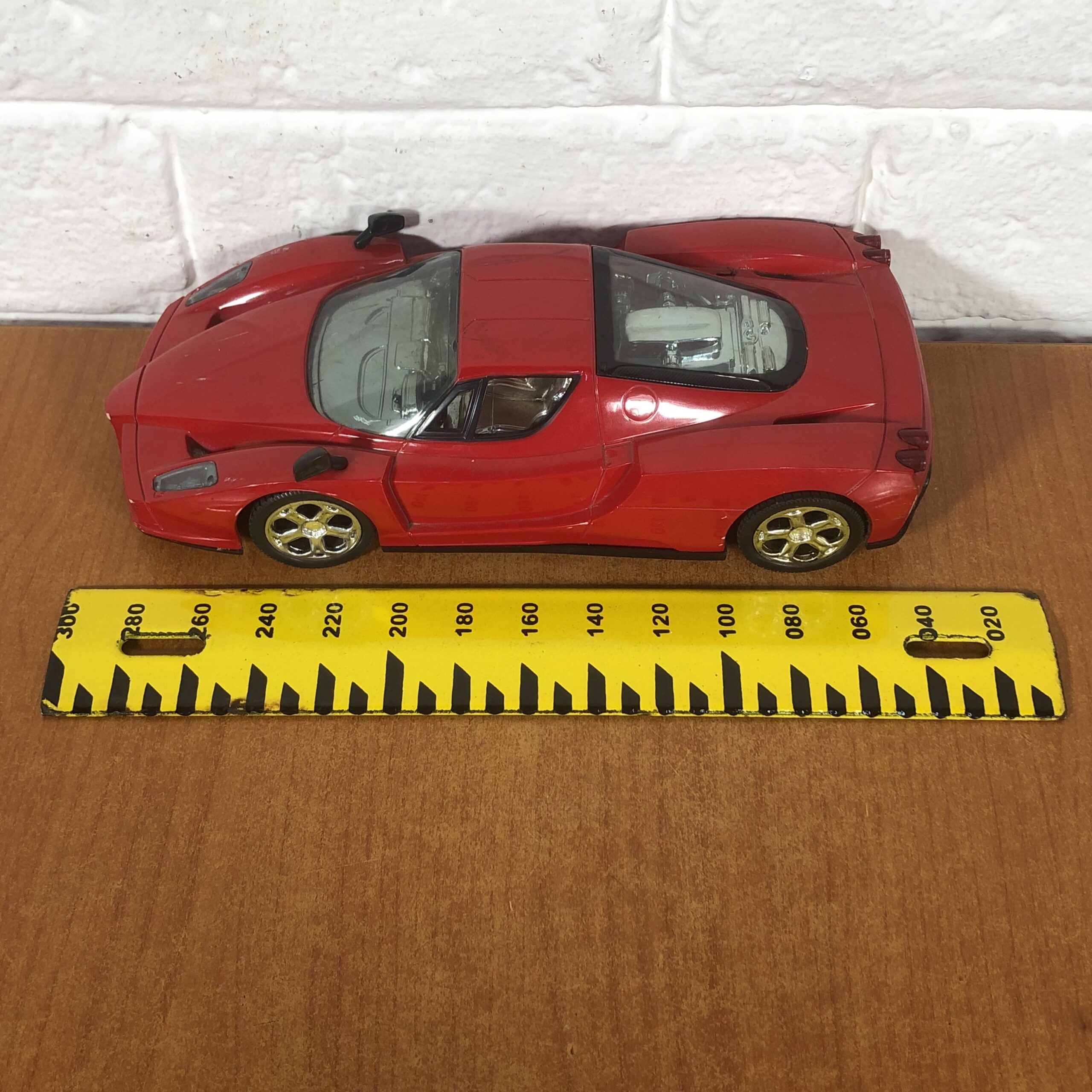 Ferrari Enzo Model (1:18) - AuctionGiant