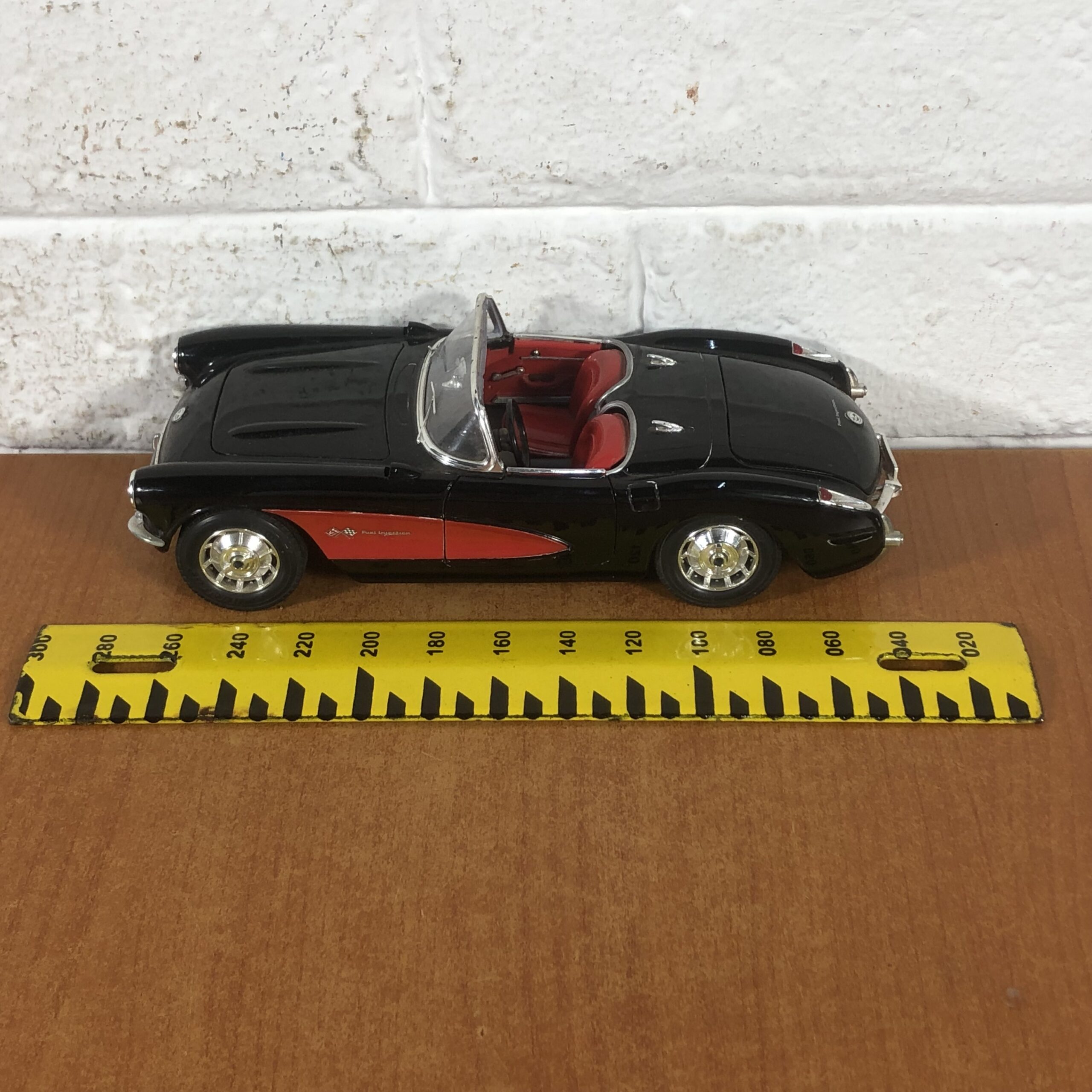 1957 Chevrolet Corvette (1:18) ~ Made in Italy - AuctionGiant