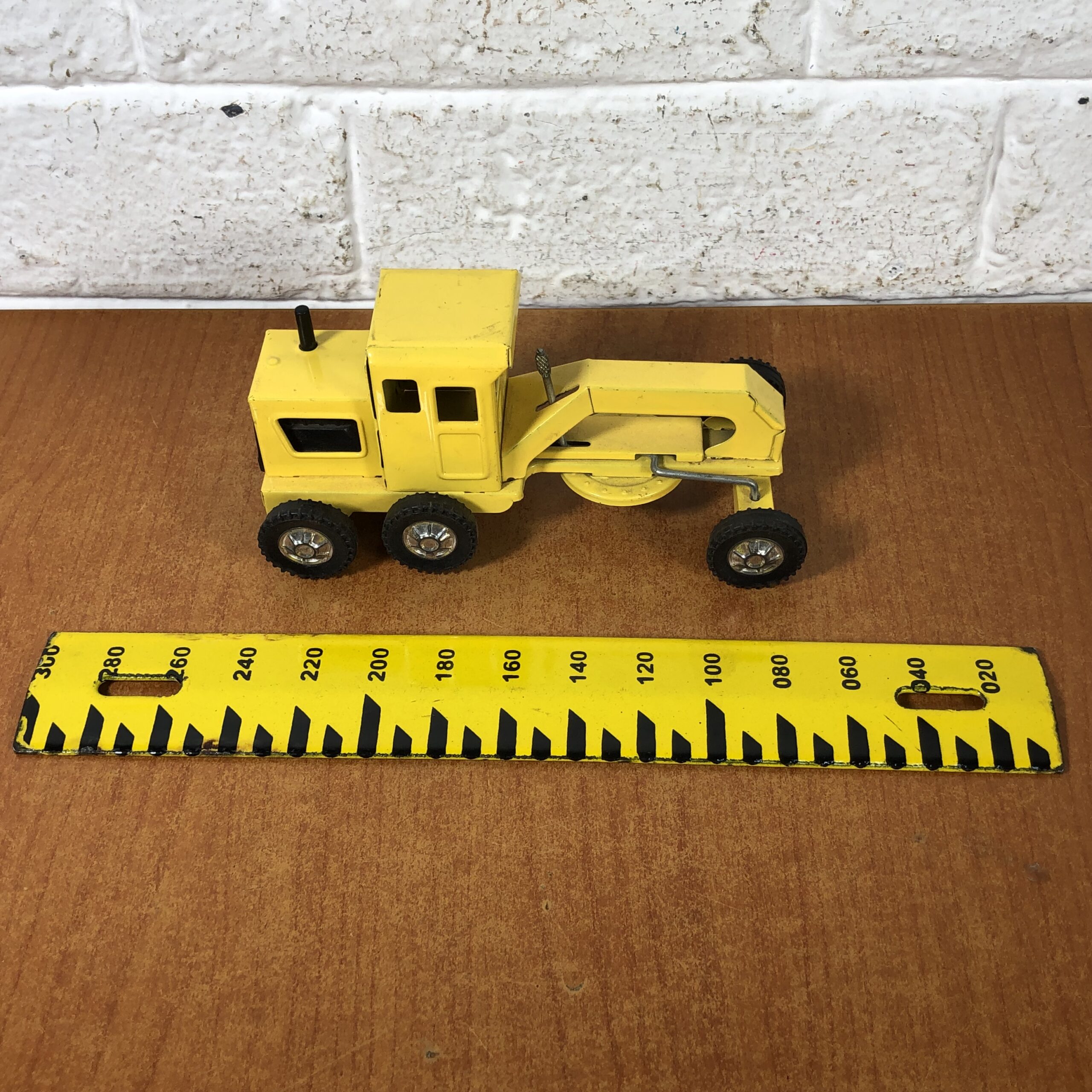 Vintage Metal Road Grader Model (Made in Japan) - AuctionGiant