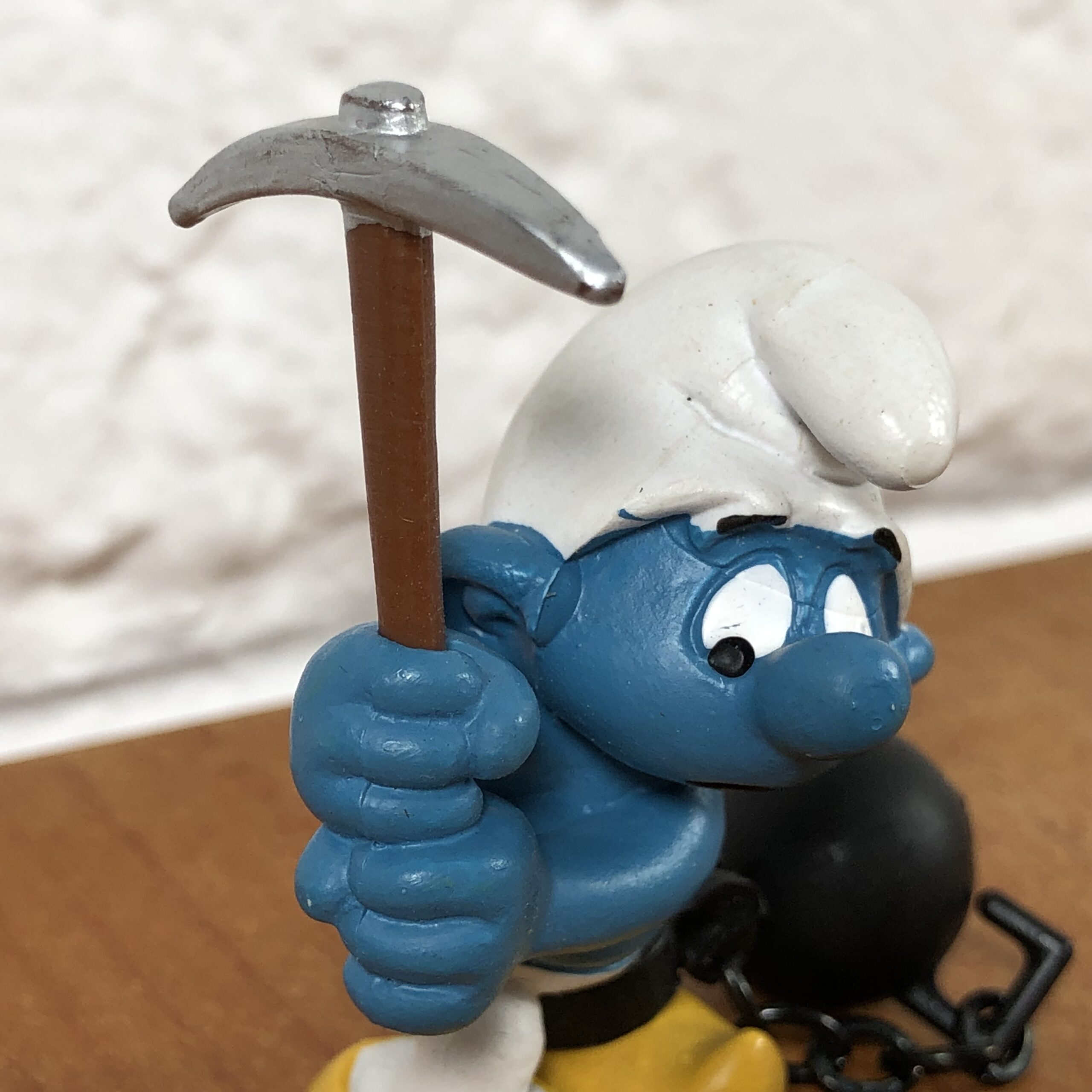 1980 Peyo Chain Gang Smurf Figurine (Made in Hong Kong) - AuctionGiant