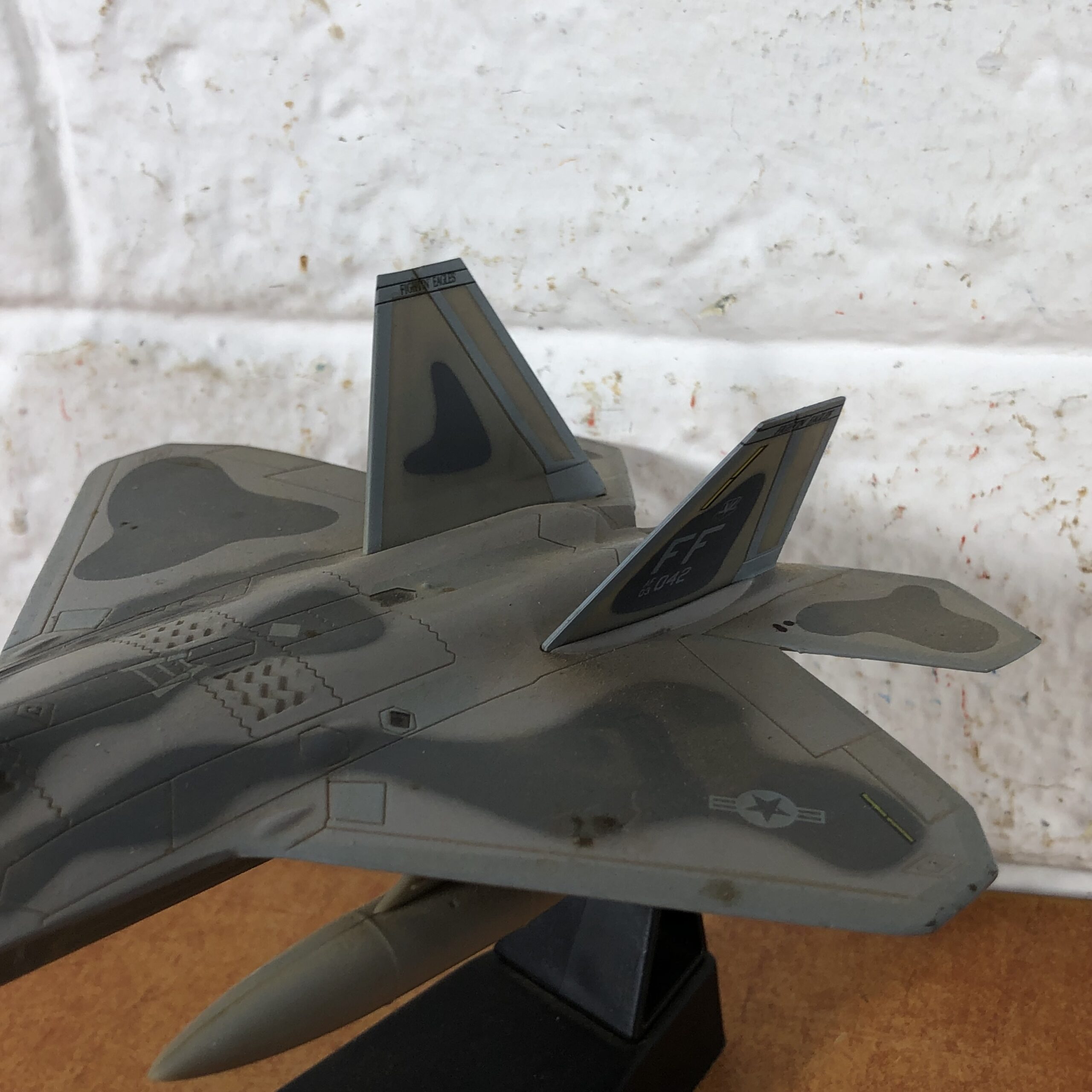 USA 2005 Lockheed Martin F-22 Raptor Aircraft Model (1:100) - AuctionGiant