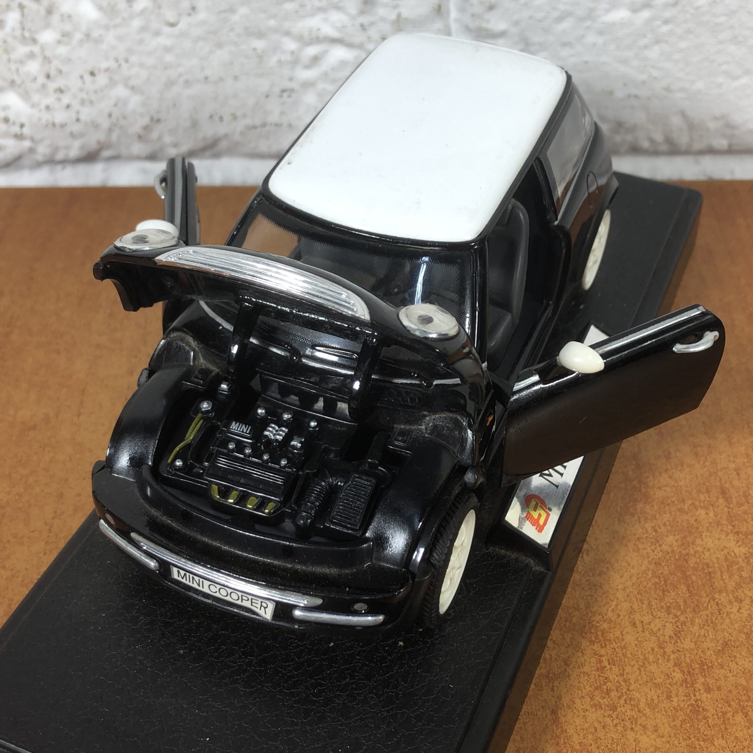 Mini Cooper (1:24) - AuctionGiant